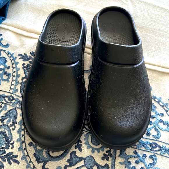 OOFOS | Shoes | Oofos Crocs Wore Once Too Big For My Feet Im A 7 2 And ...